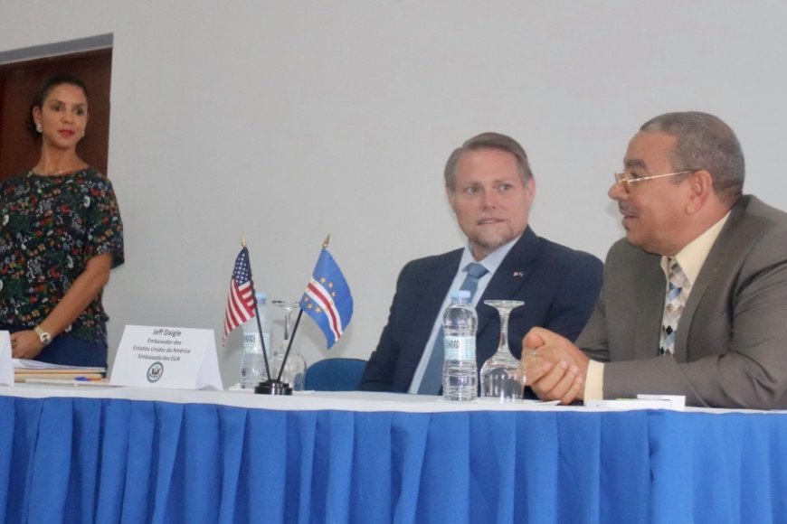 O Embaixador dos Estados Unidos da América, Jeff Daigle efetuou a sua ...